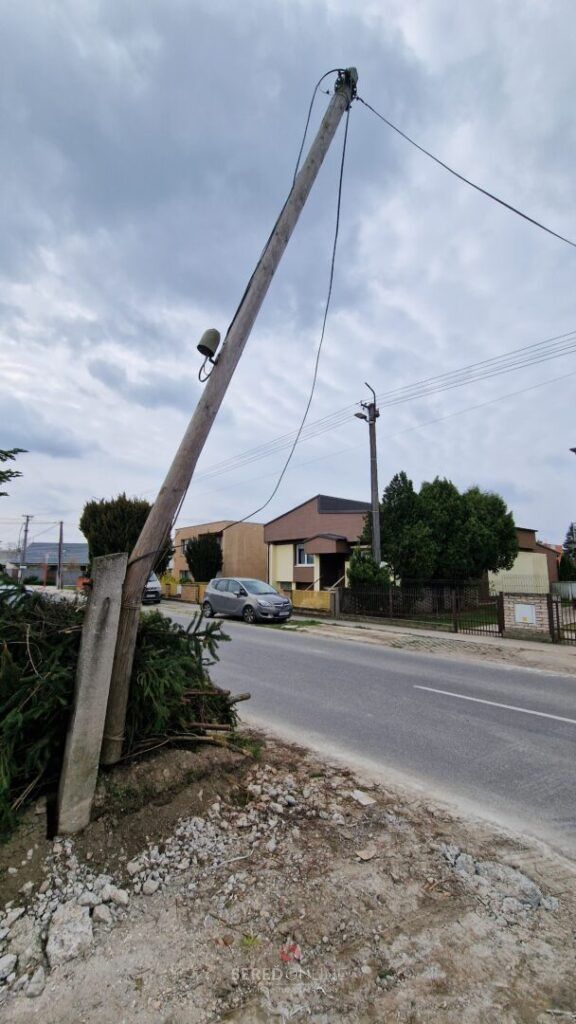 AKTUÁLNE: Poškodený stĺp na ul. 8. mája - Sereď Online